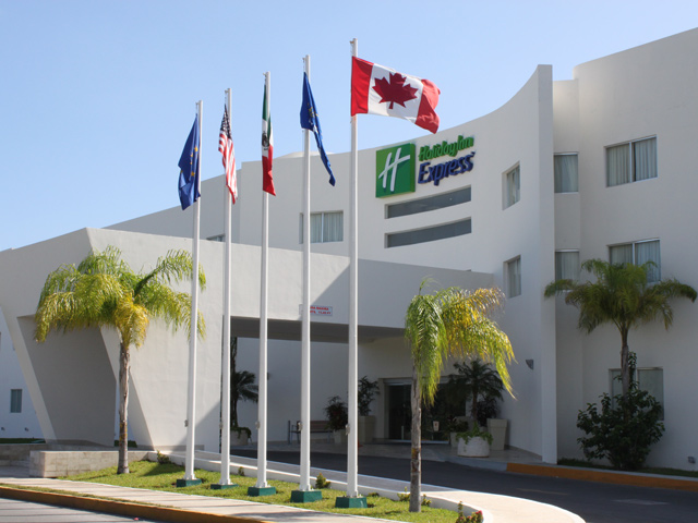 Entrada principal del Holiday Inn Express Riviera Maya situado en Playa ...